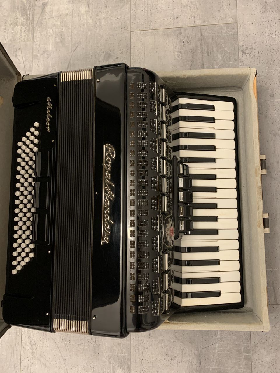 Acordeon german Royal Stadard Meteor 80 basi cu foi roșul in stare ca nou
