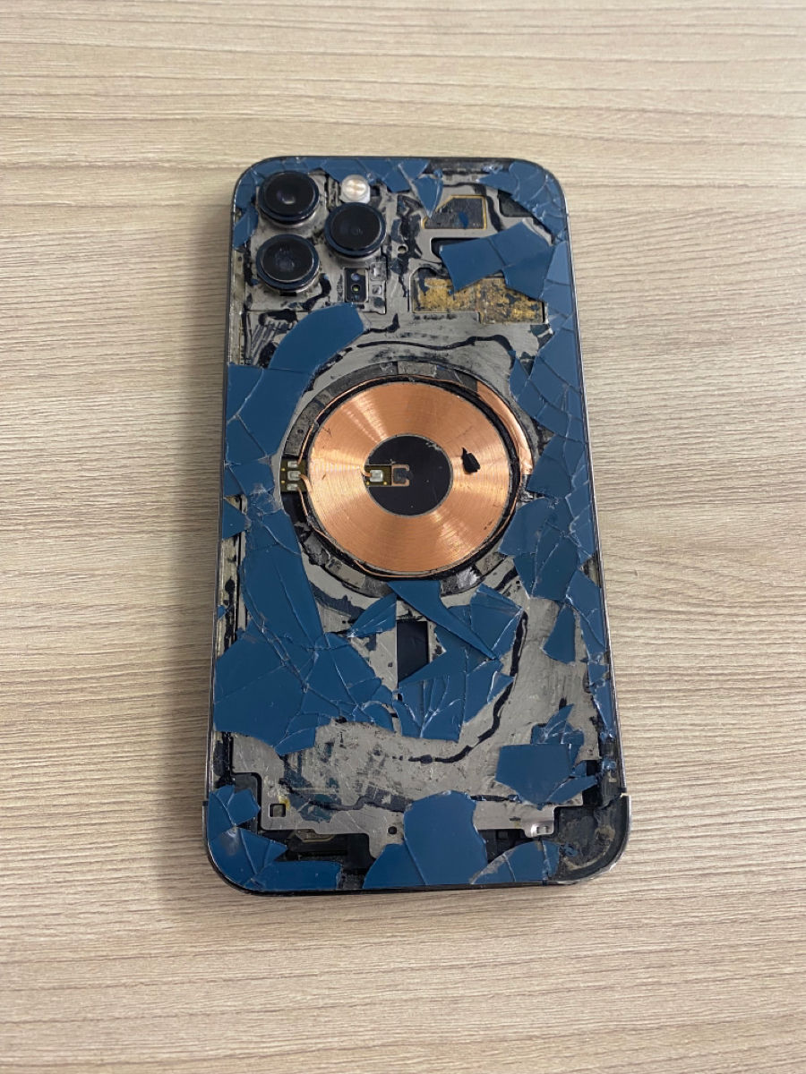 iPhone 12 Pro Max cu parola pe ecran