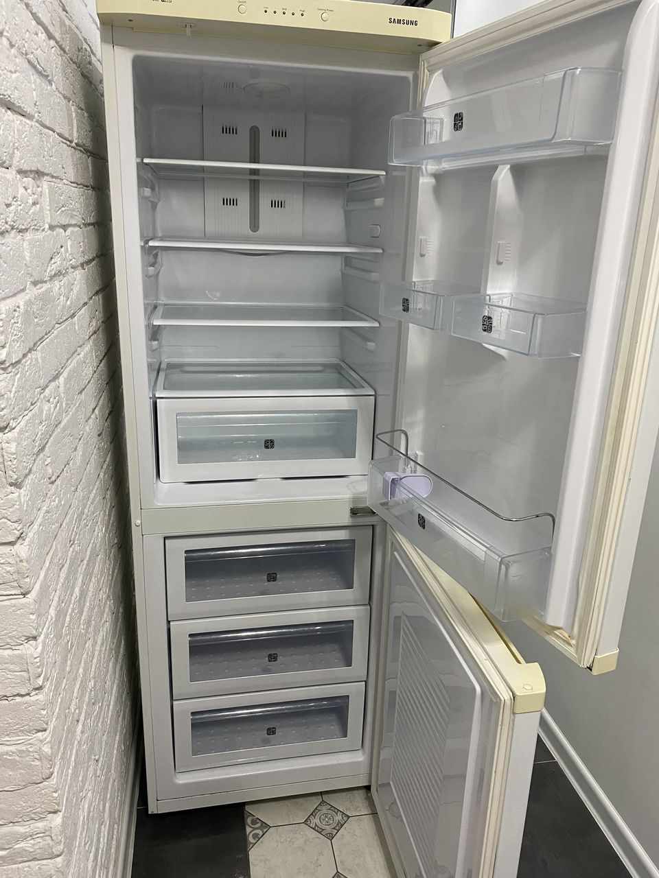 Frigider Samsung