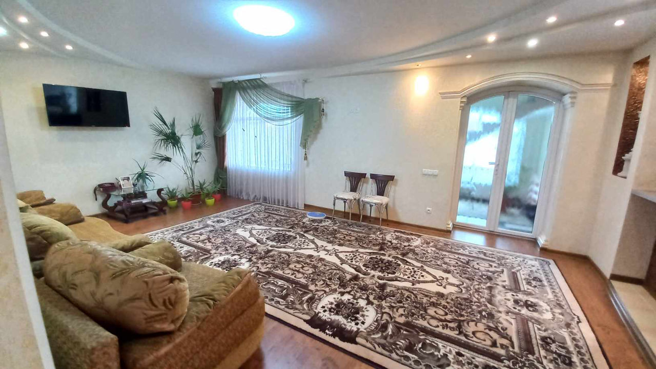 Casa 330 M2 + 6 ari, Dumbrava