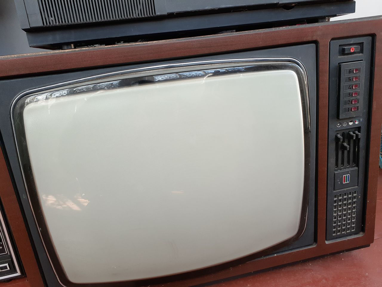 Vând televizoare vechi