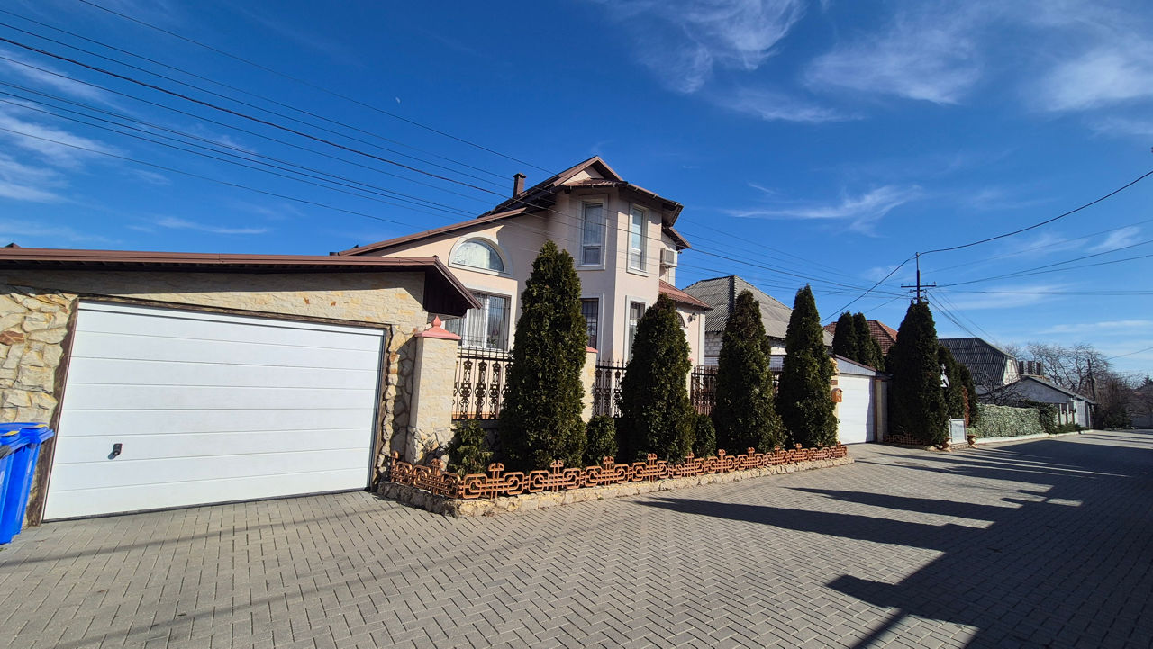 Vind 2 case intr-o ograda. Schinoasa.