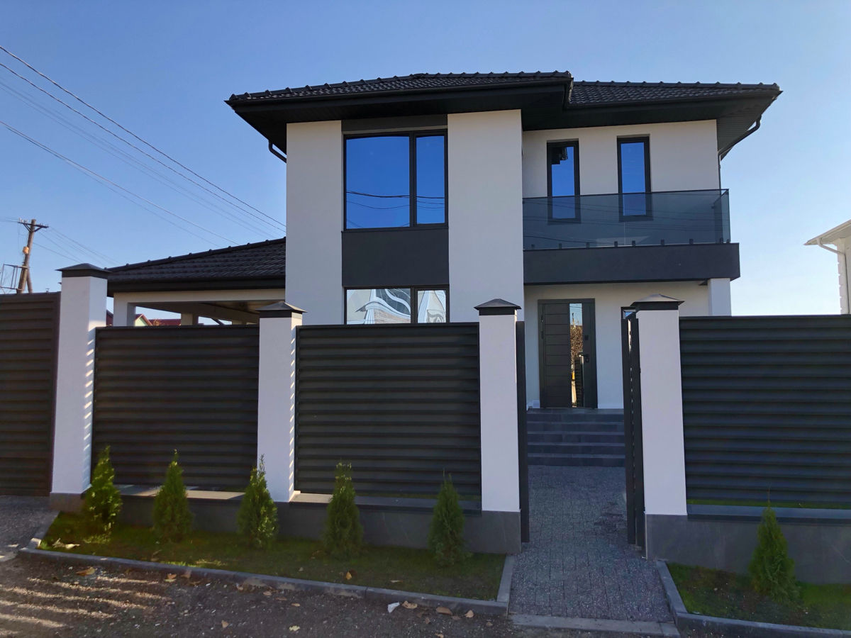 Casa modernă cu beci , comunucatii, zona noua