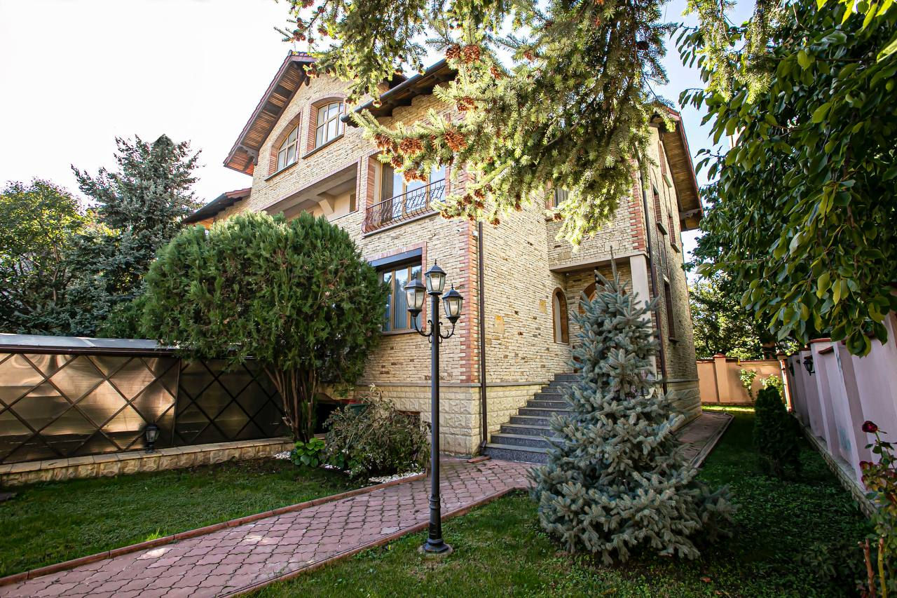 Casă spre chirie cu 5 camere, 350 m2 în Chișinău, Telecentru