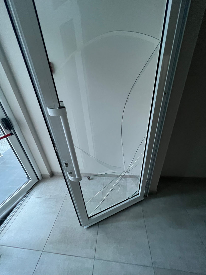 Sticla stricata in usi, geamuri, fatade mobila.