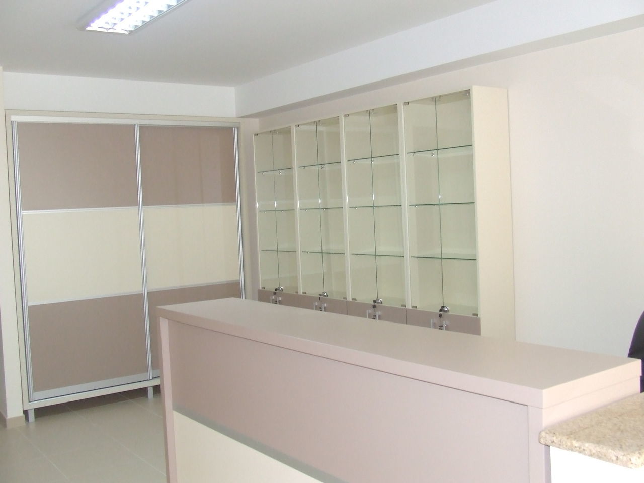 Dulapuri vitrine, recepția, mobilier pentru salon