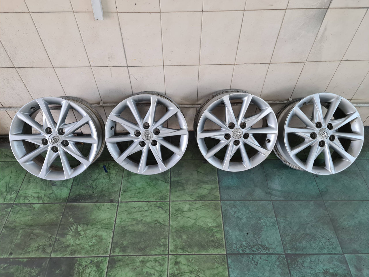 Оригинальные диски R17 и датчики на Prius V