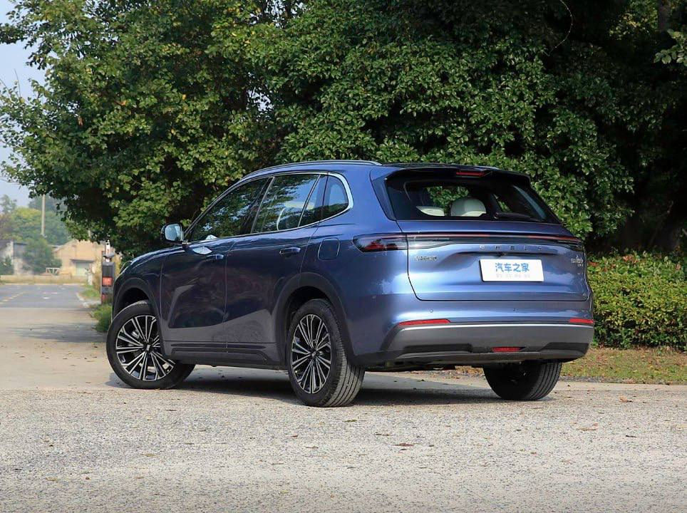 Geely Galaxy L7 an. 2025 cu rulaj 5 km, Plug-in Hybrid (benzină), 15400