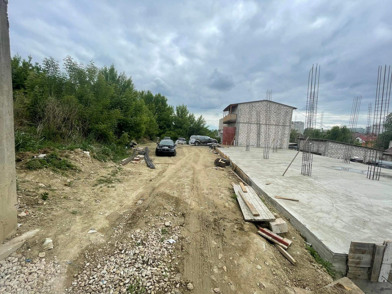 Vind teren pentru constructie garaje