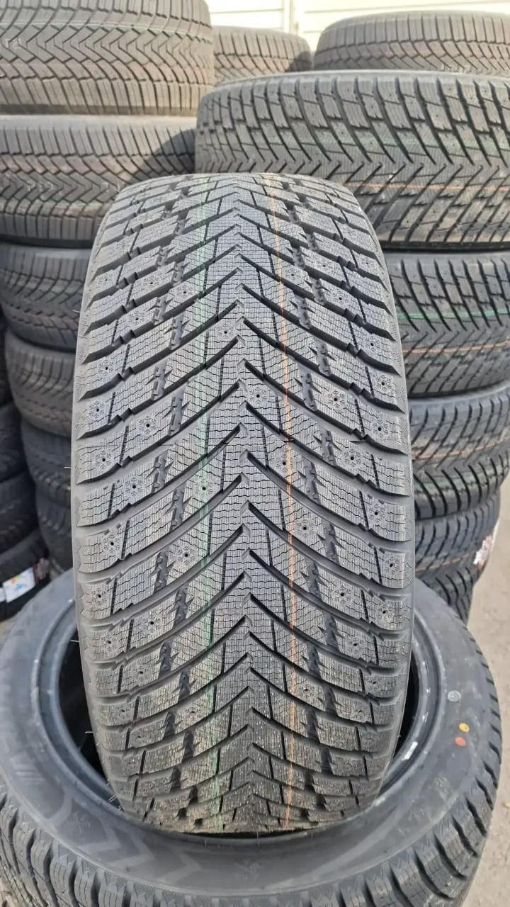265/35 R18 + 245/40 R18 Arivo Ice Claw ARW7 - Anvelope de iarna 2025