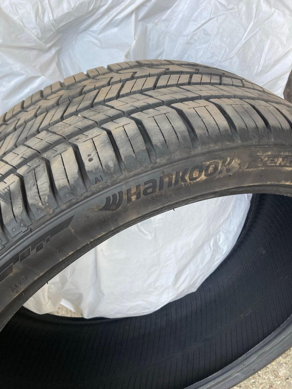 2 anvelope 235/35 R-20 aproape noi.