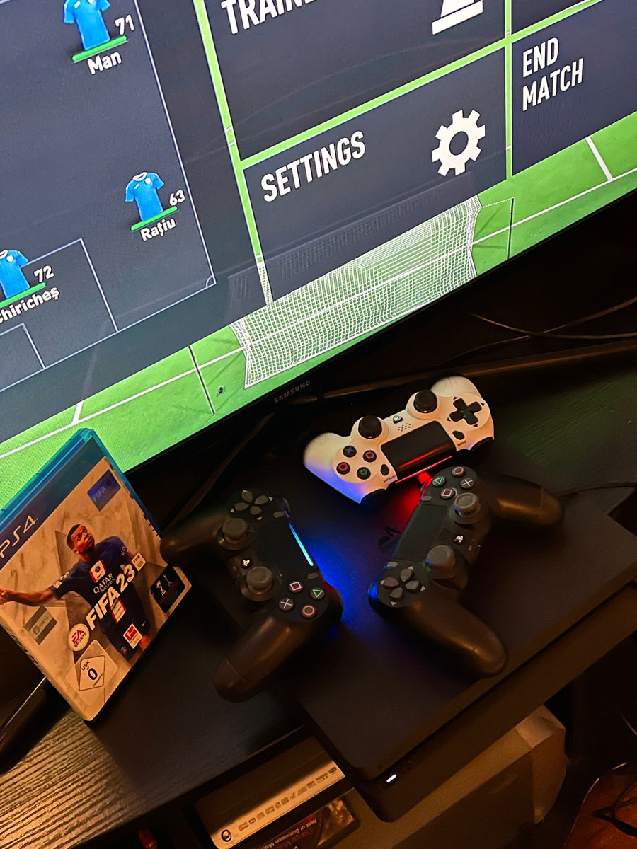 Urgent !!! PS4 Slim cu 3 Controllere + FiFa 2023