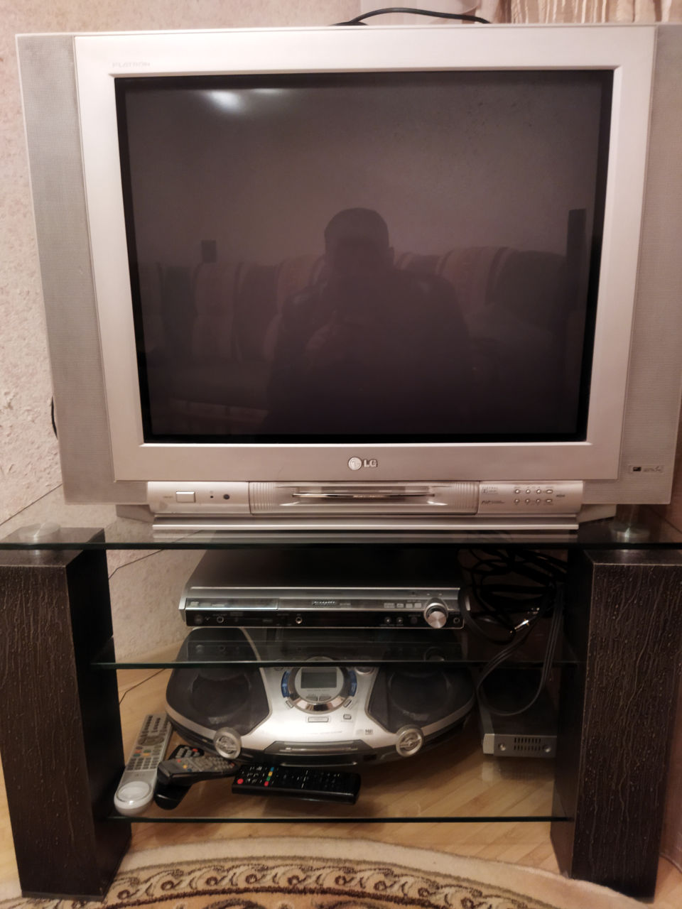 Se vind doua televizoare urgent