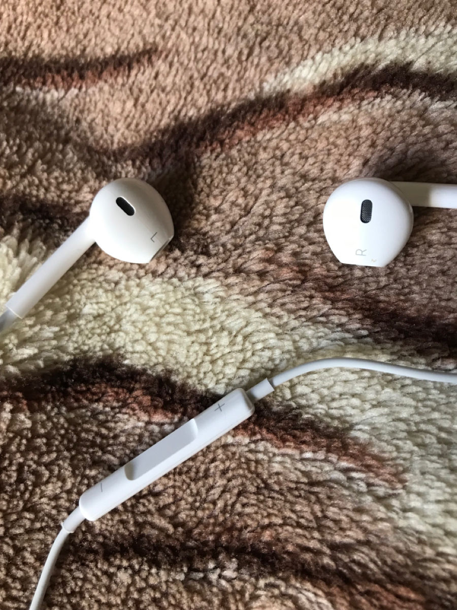 Vind casti noi apple cu fir