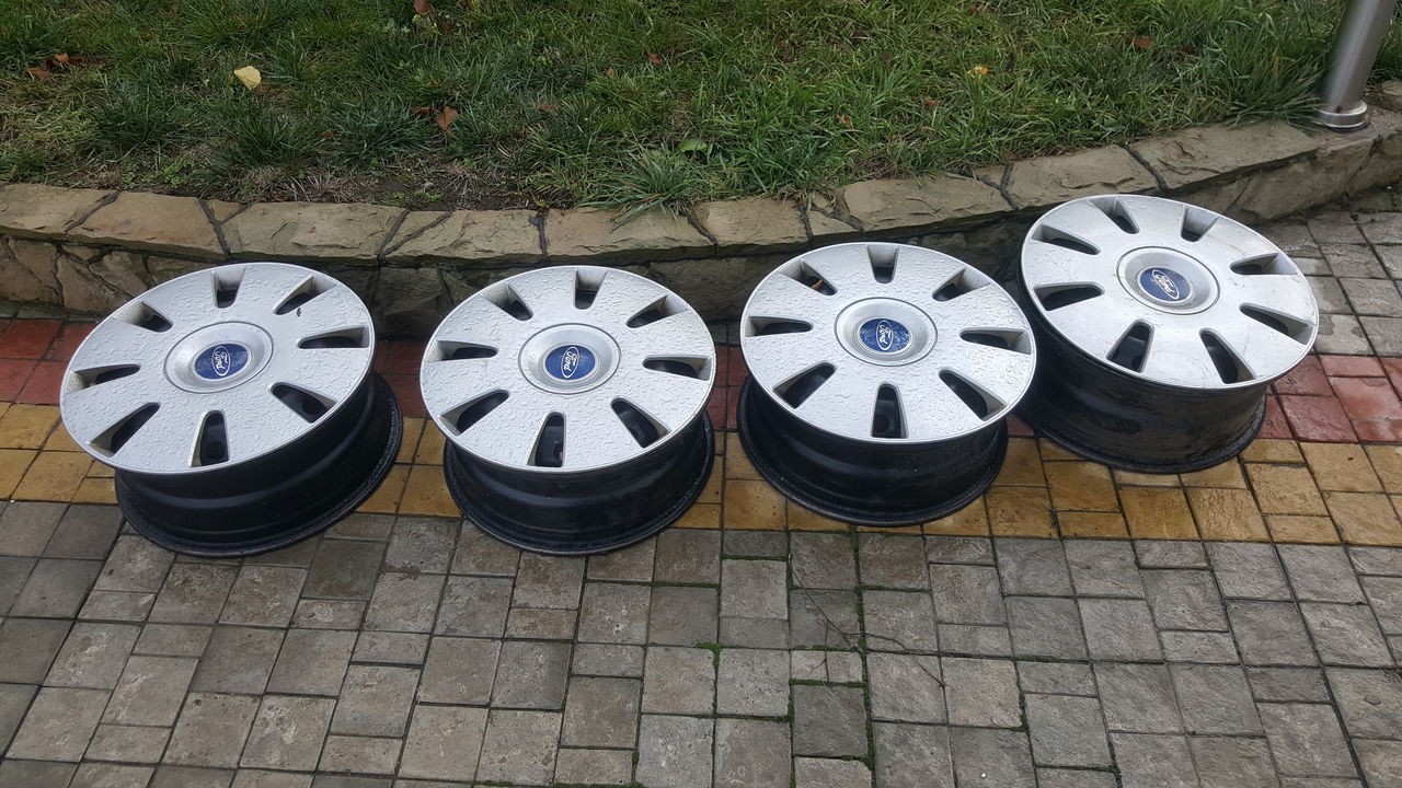 Продаю оригинальные диски с колпаками Ford R 16