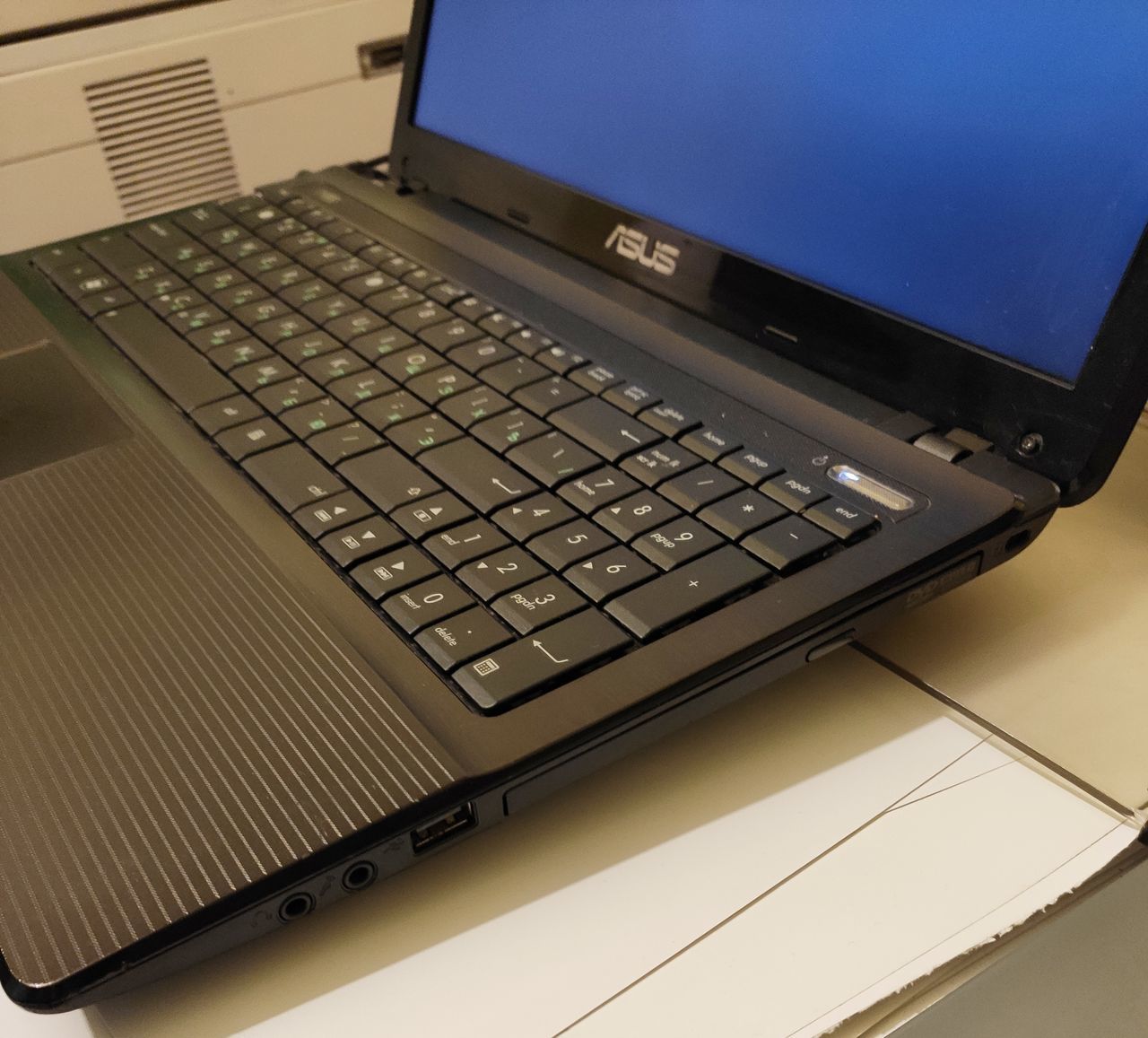 Asus X53U, 15.6", 2 ядра, 4Gb, 320Gb