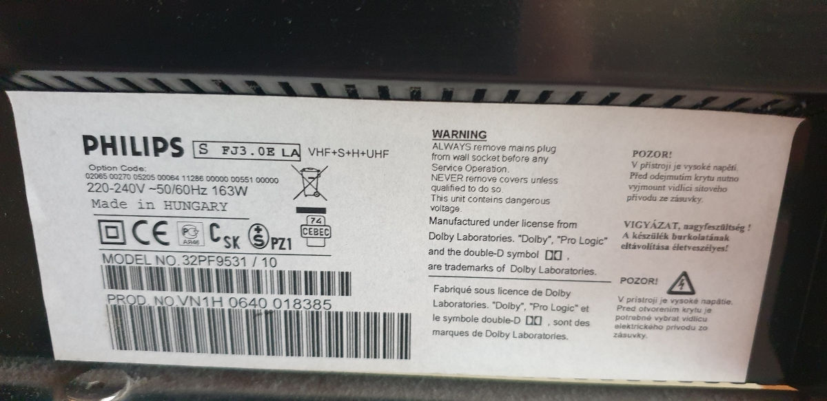 Vind televizor Philips stare foarte buna cu telecomandă in funcțiune