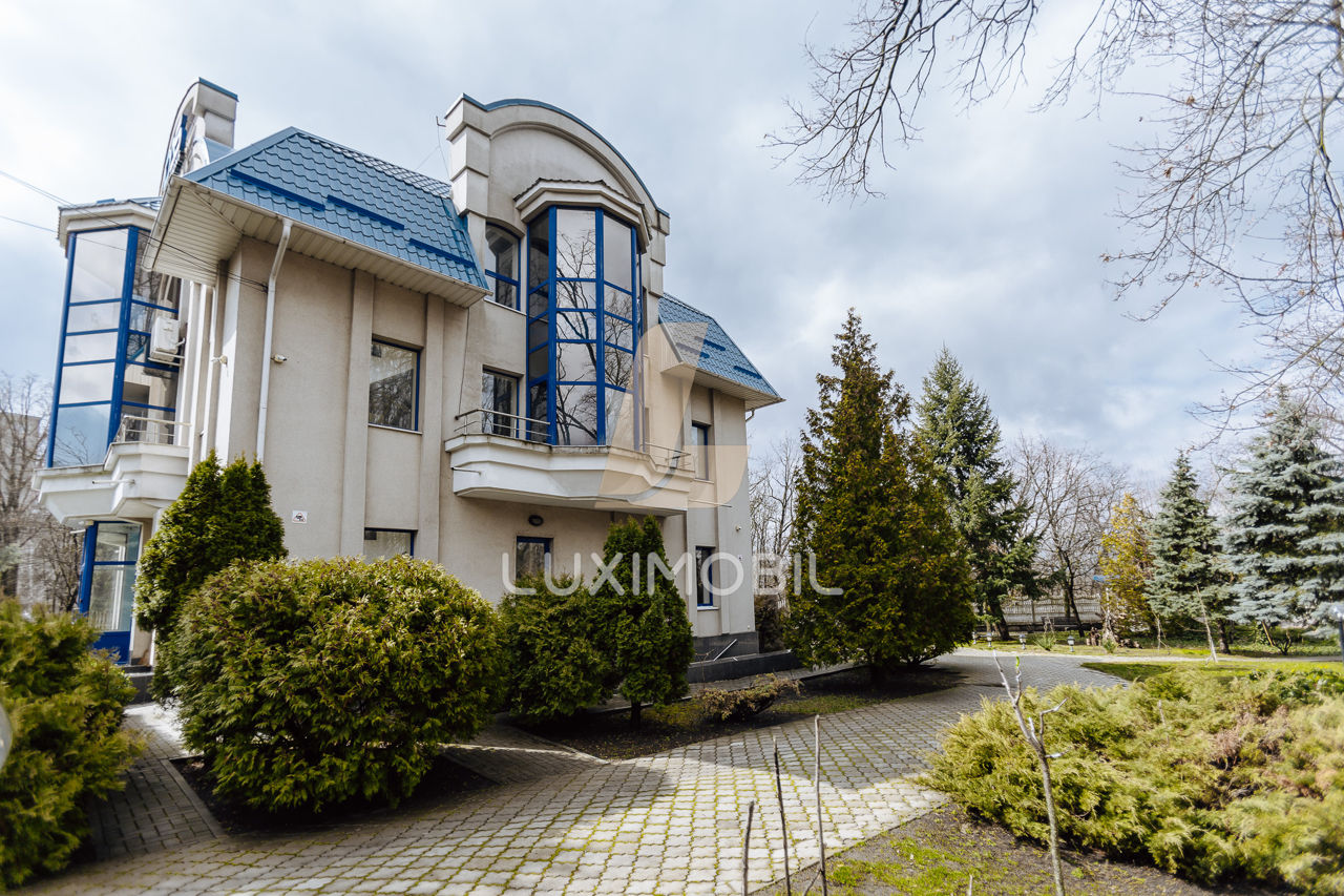 Casa în 4 nivele, cu spatii de oficiu pe un teren 20 Ari în zona Verde ...