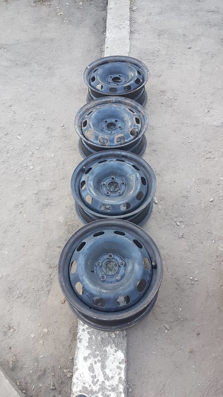 Диски 4шт 5/100 r15 и колпаки в придачу...