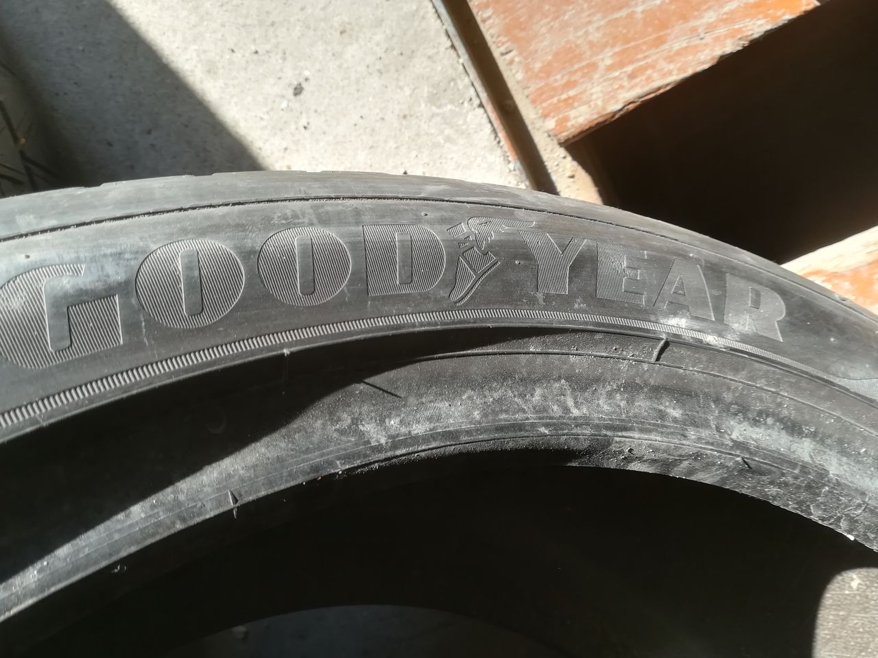 R20 265/40 GoodYear Eagle F1