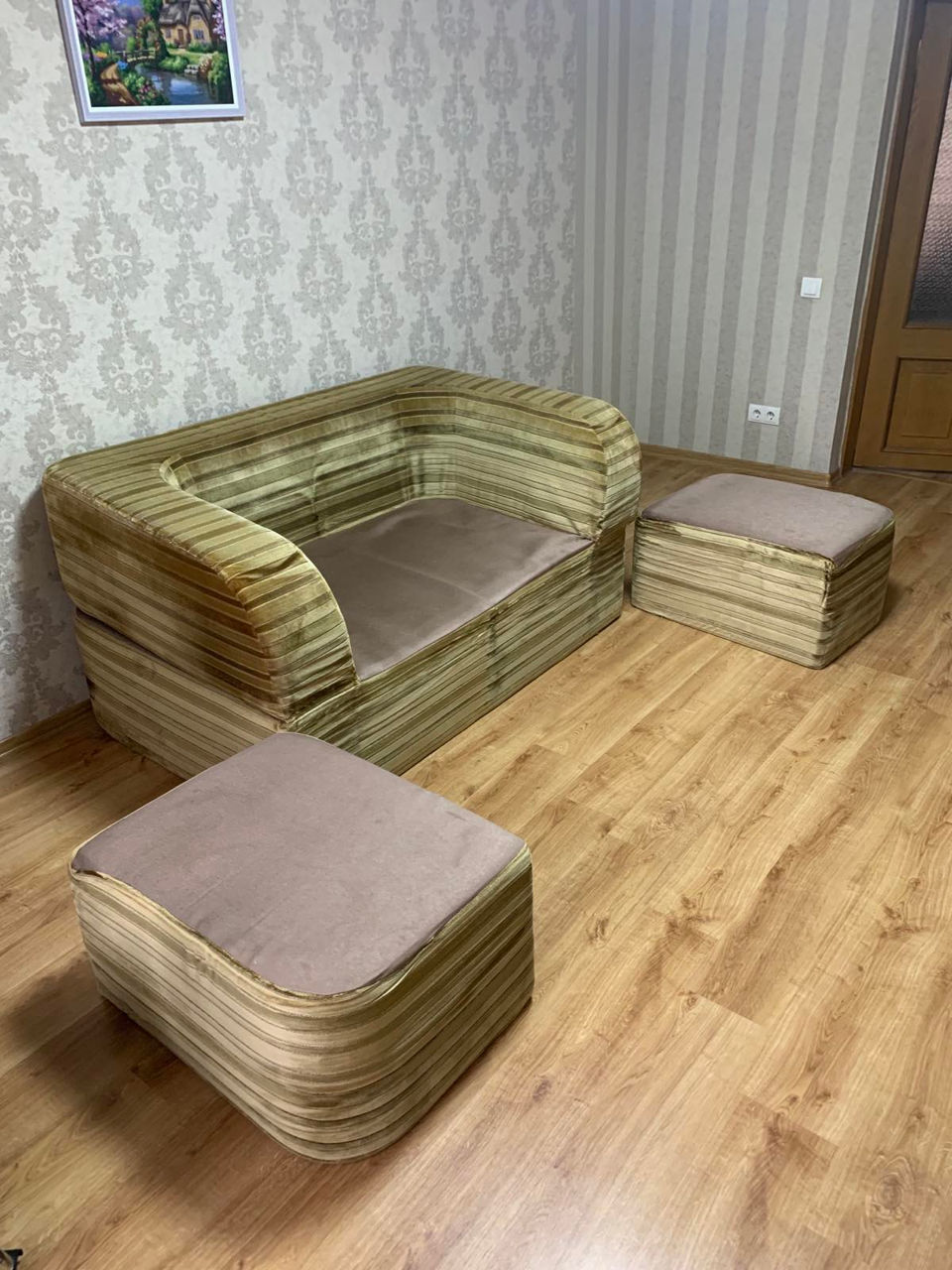 Бескаркасный диван