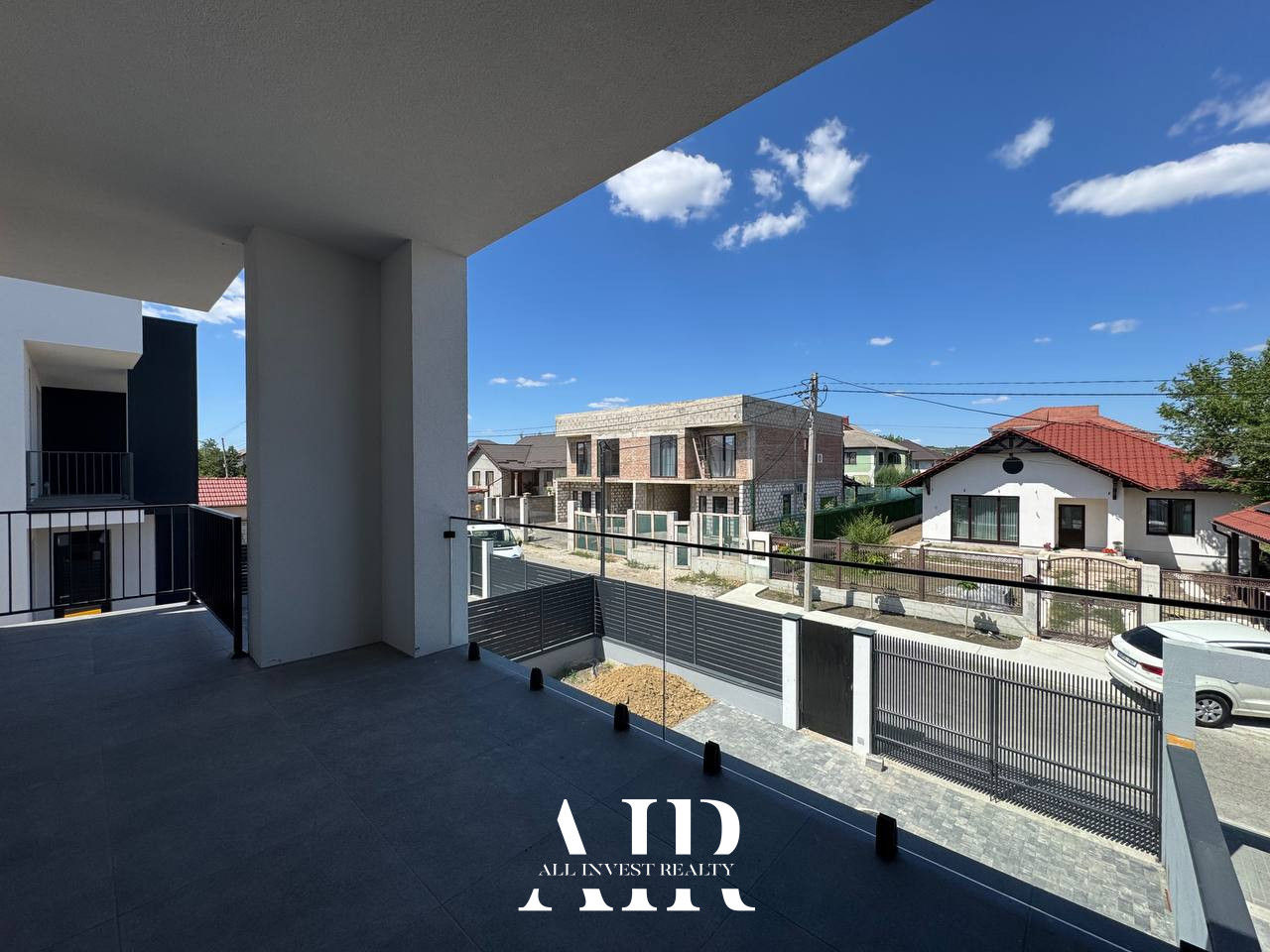vânzare- casa de tip duplex în variantă albă