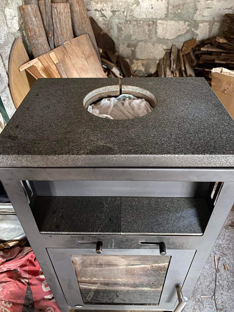 Camin pe lemne, adus din Germania