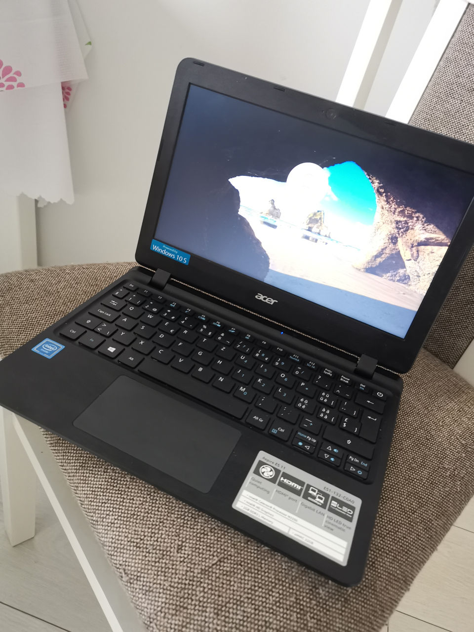 Ноутбук Acer Aspire ES1-132 N16Q6 ideal ca nou bateria tine bina este Bloc