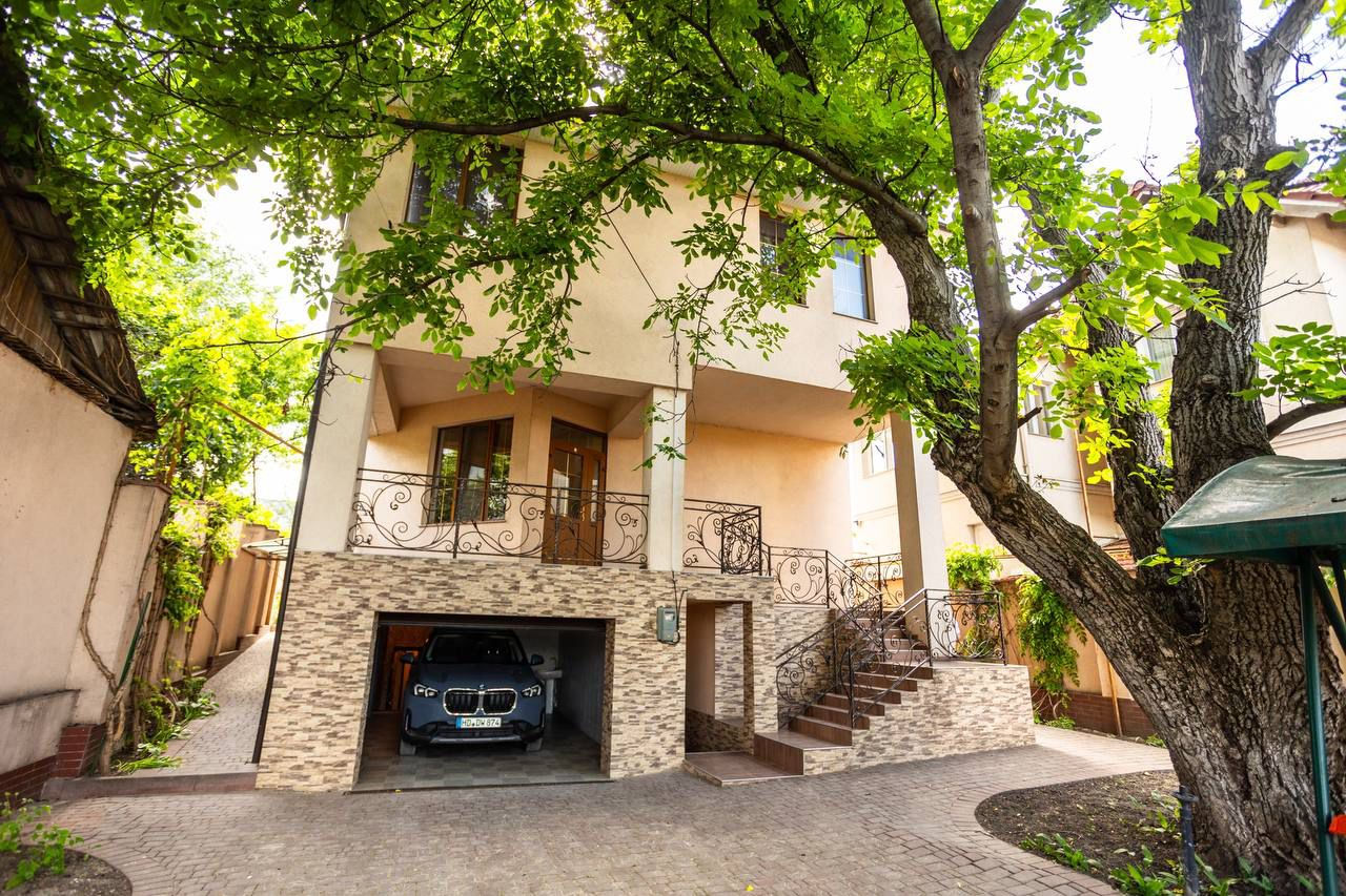 Casa de locuit la schimb pe apartament + bani