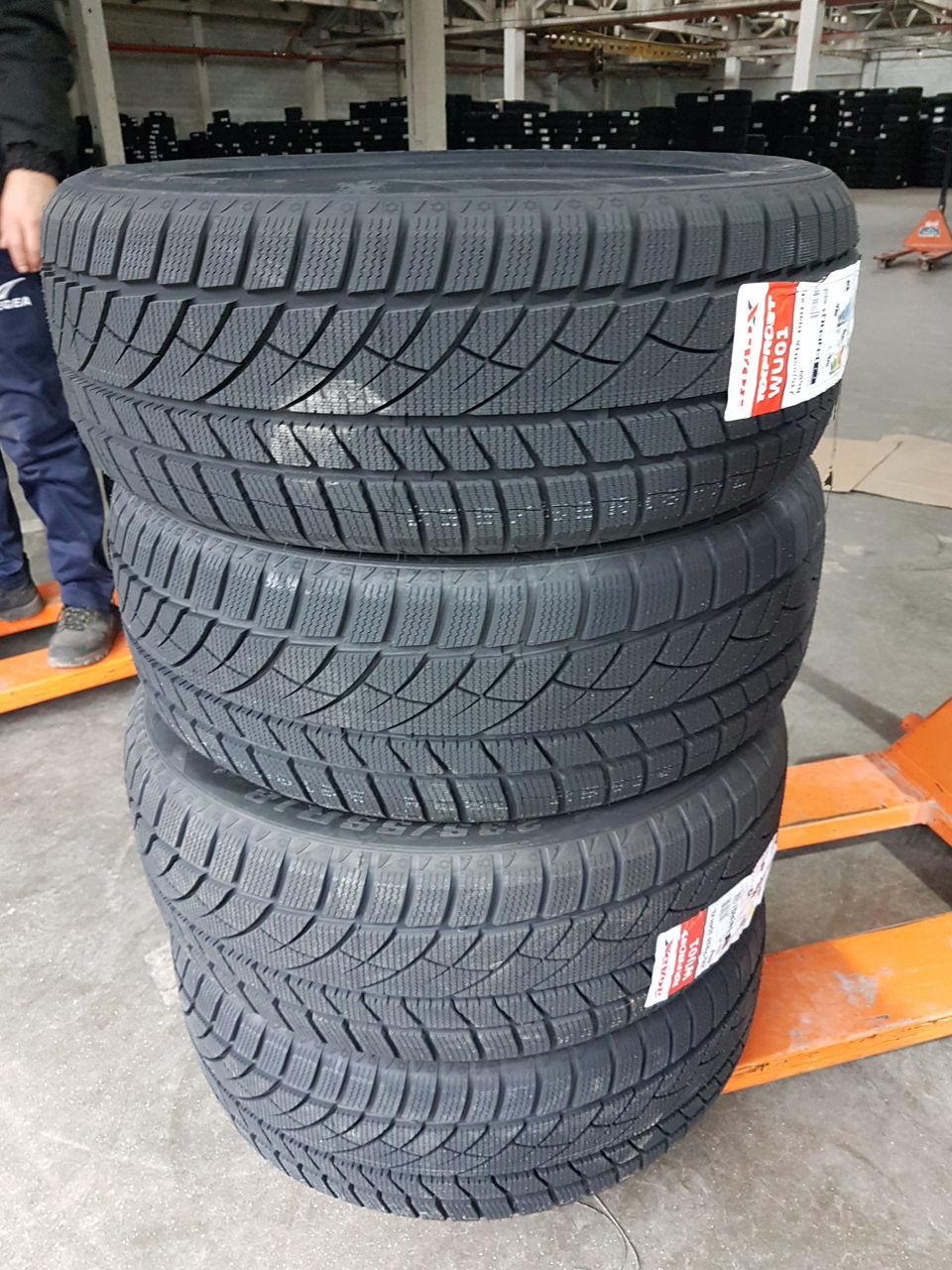 235/55 R18 ROADX(Hankook) Winter 2022