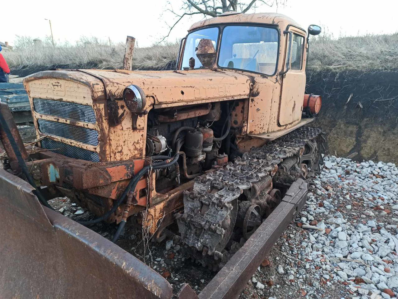 Cumpar tractor DT75 ca pe fotografie , куплю трактор дт75 как на фото