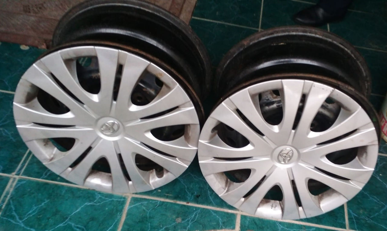 Vind 4 discuri pentru Toyota Auris. Disc și capace.