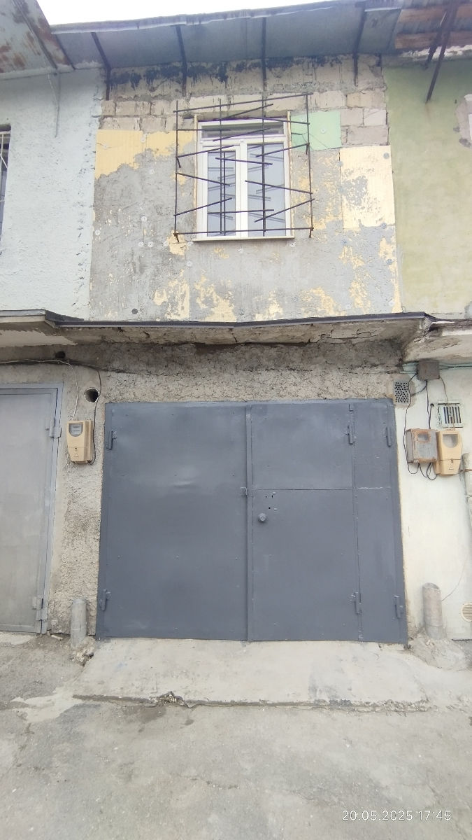 Se vinde Garaj cu trei nevele