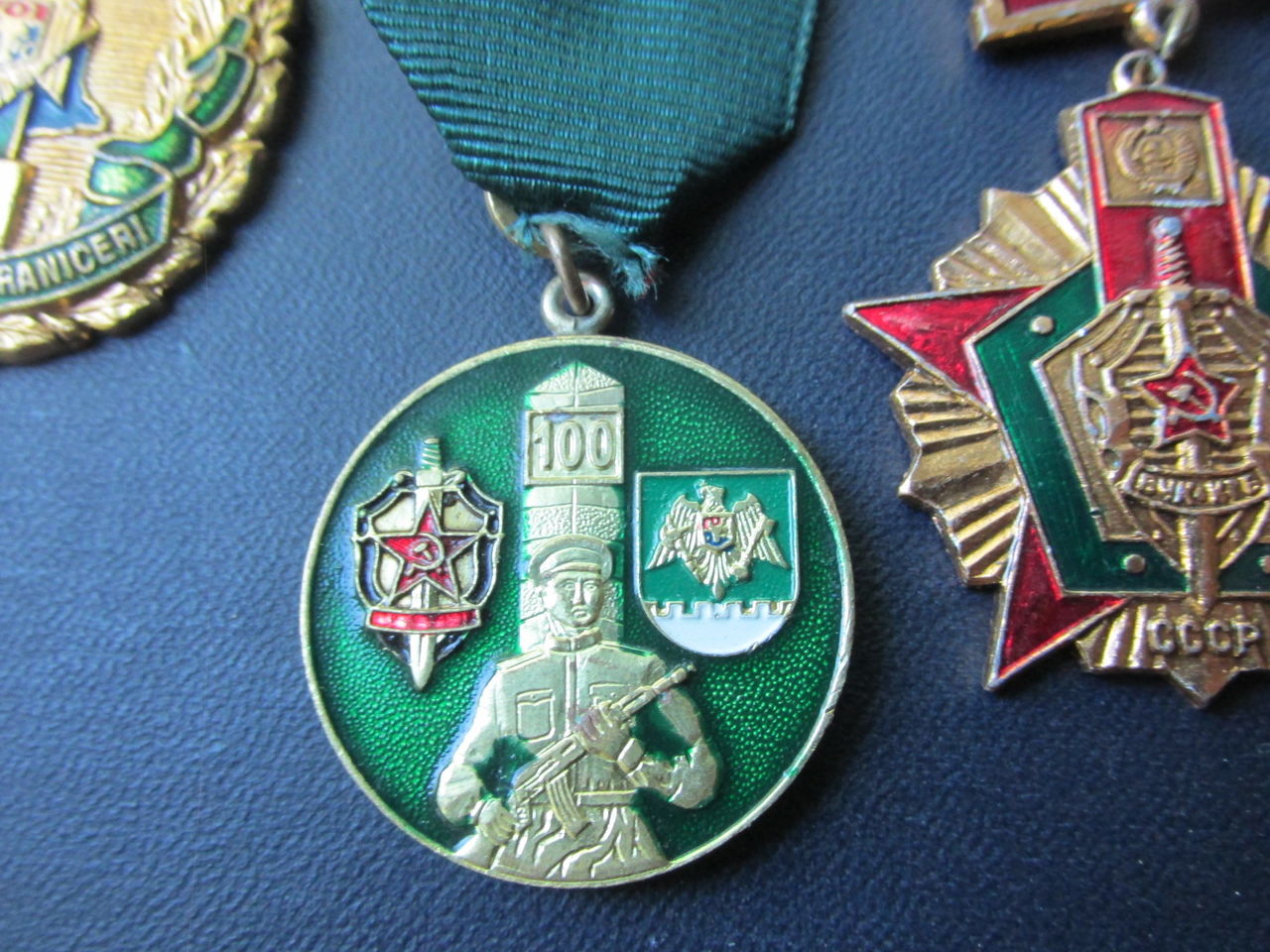 Знаки пограничников,медали победы.