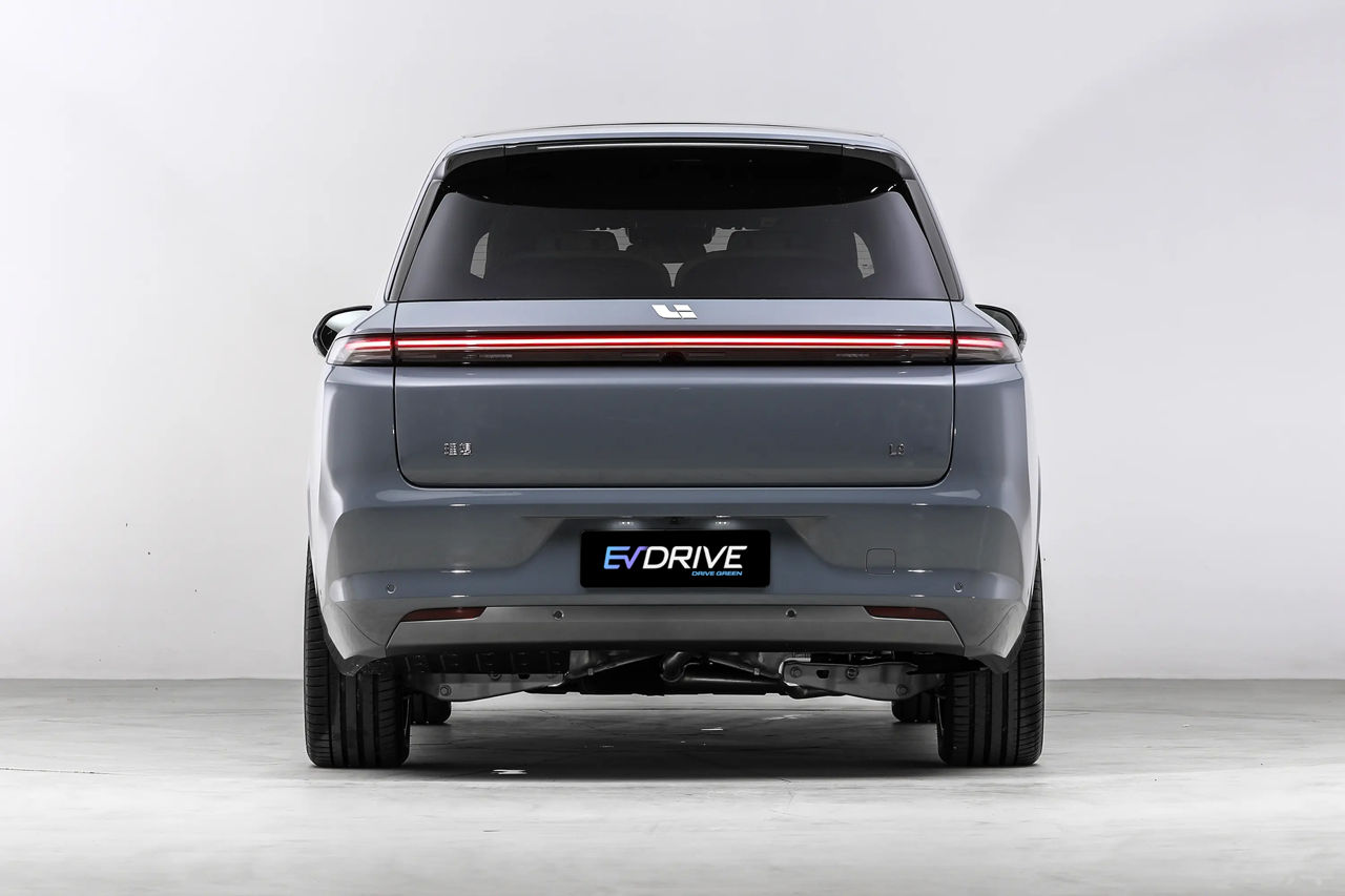 LiXiang L8 an. 2025 cu rulaj 1 km, Plug-in Hybrid (benzină), 50850