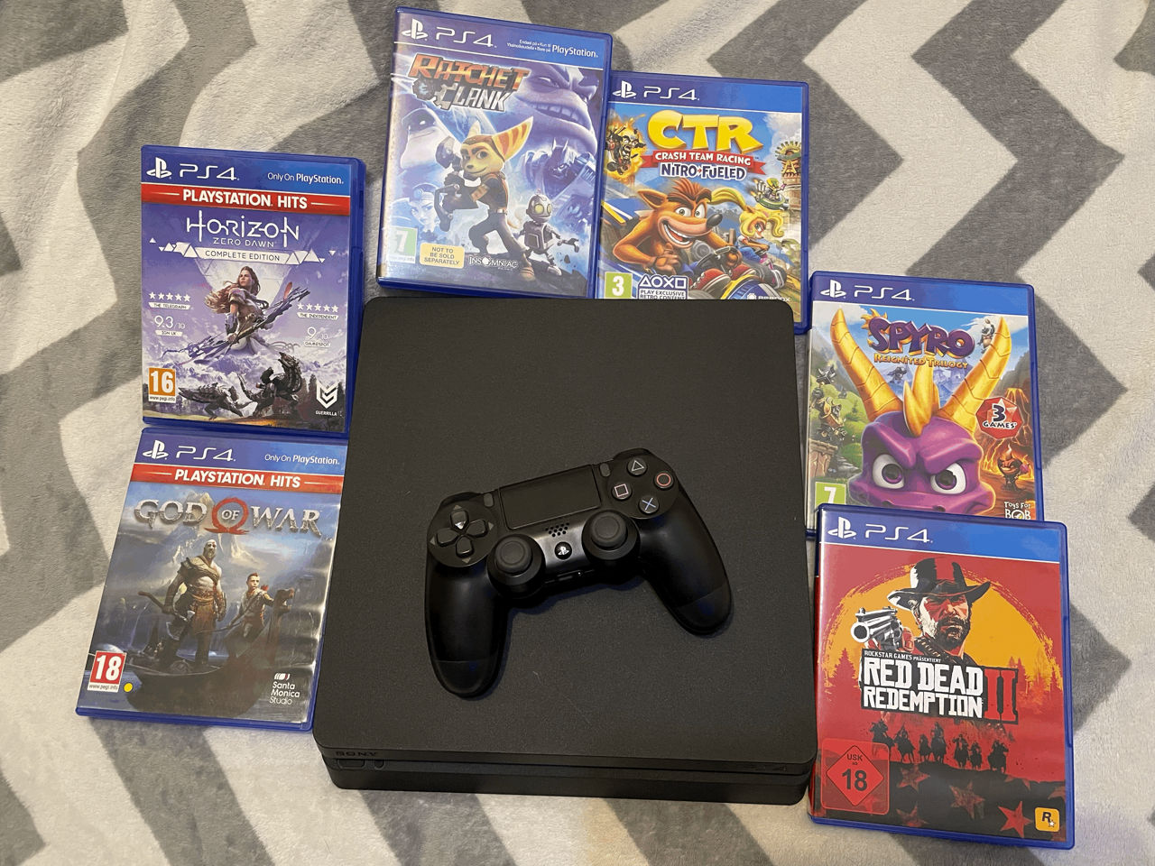Продам PS4 slim /Vând PS4 slim