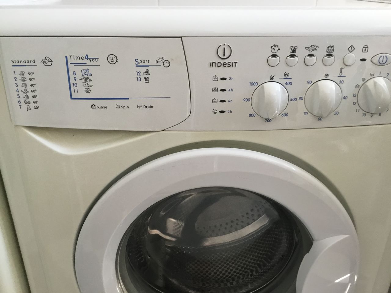 Indesit - 1200 лей . Работает отлично. Узкая. На 5 кг.
