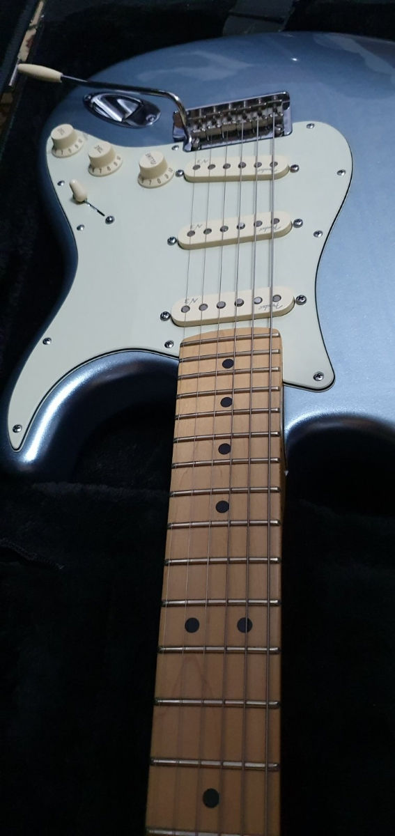 Fender American Deluxe Stratocaster Plus Ice Blue Metallic