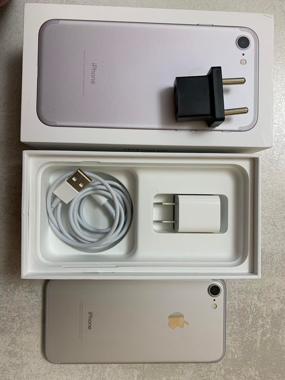 Vînd telefon nou.model iphone 7,silver 256gb,garanție 12 luni