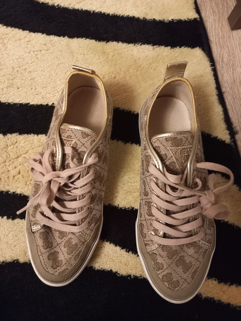 Adidași Guess