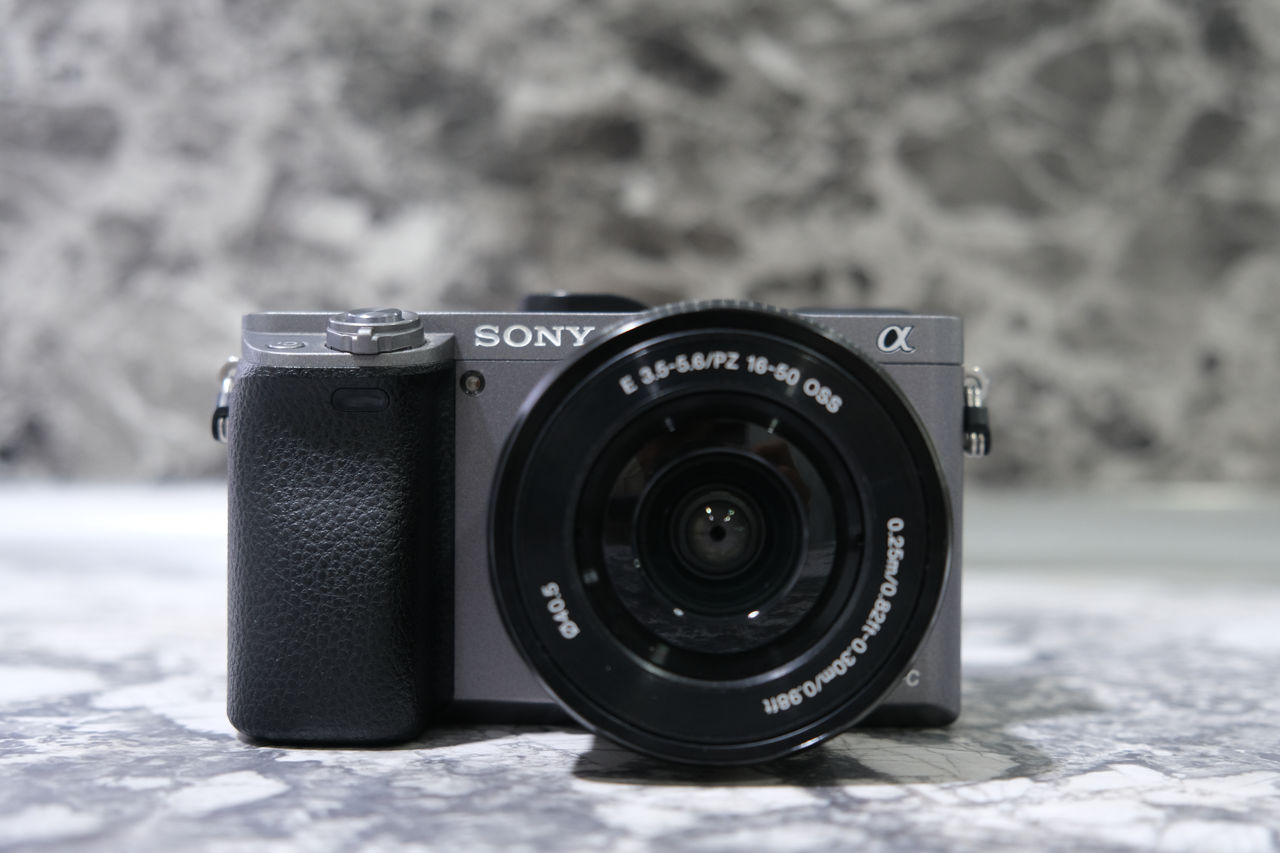 Sony Alpha A6000 + obiectiv kit Sony E PZ 16-50mm f/3.5-5.6 OSS