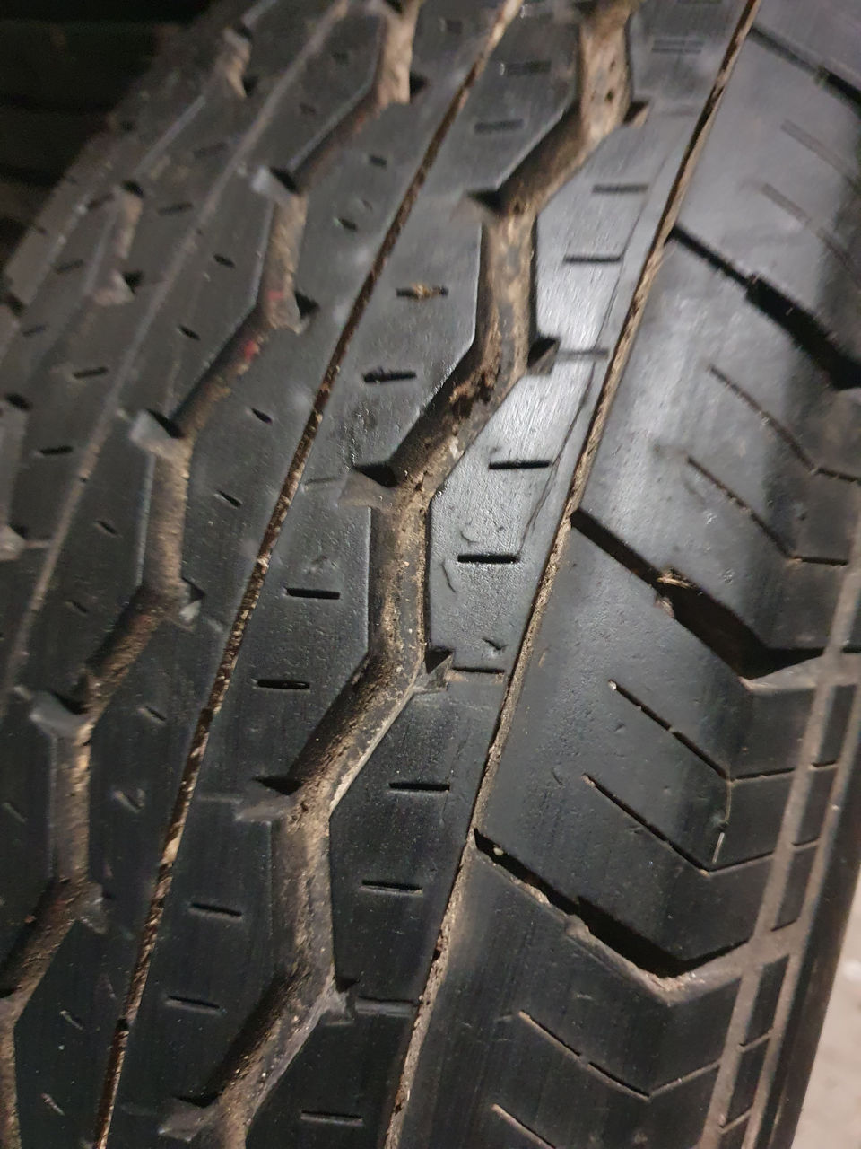 195/70/ R15-c- Bridgestone.