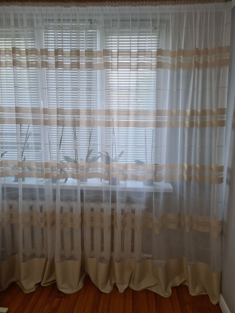 Vind draperie la geam