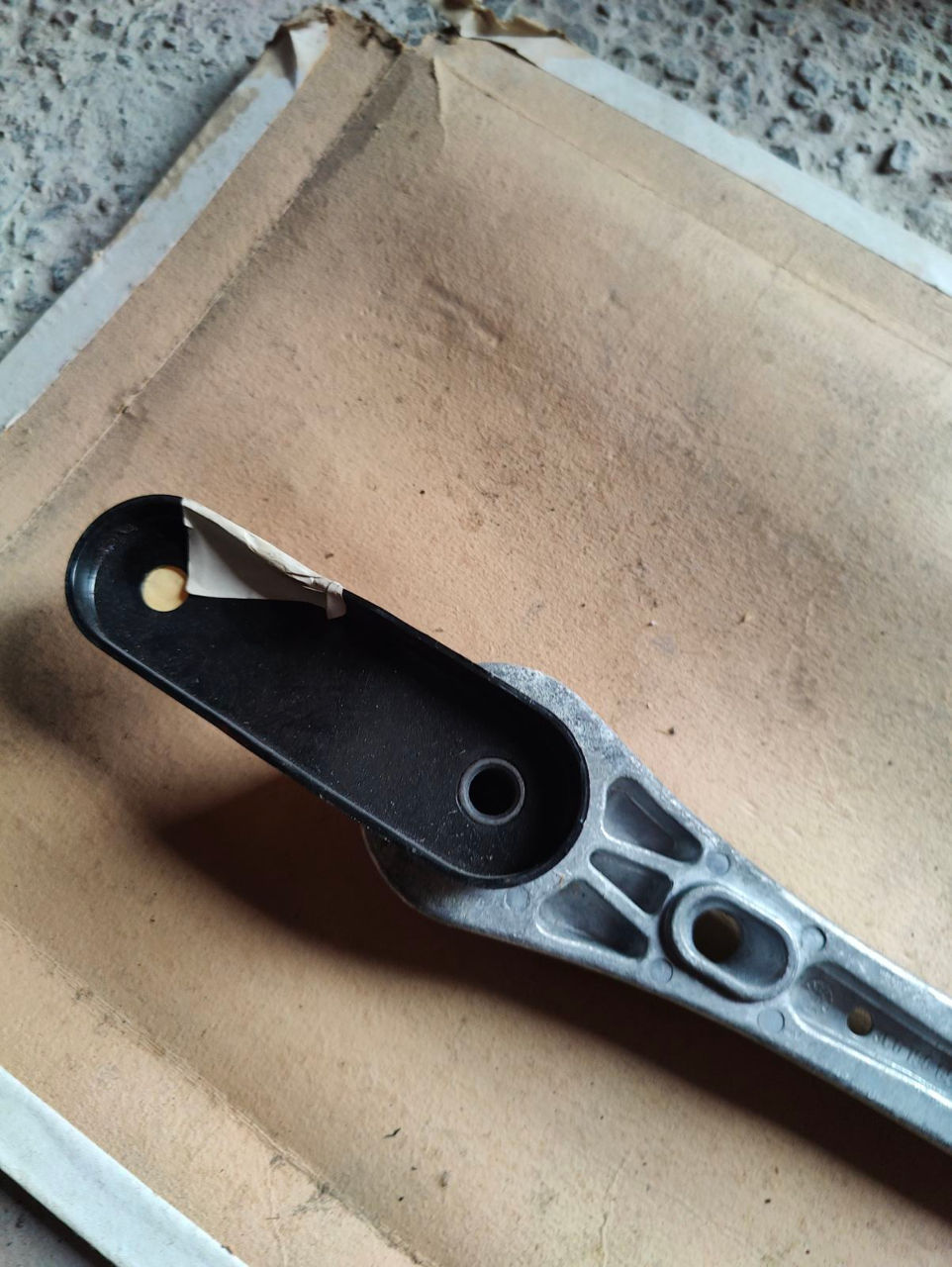 Подушка двигателя задняя VW 08-17 3C0199855J. Состояние: новый, оригинал