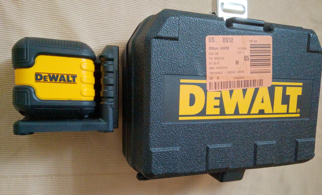 Лазерный уровень (нивелир) Dewalt с кейсом. Дальность - 12 м. новый из ...