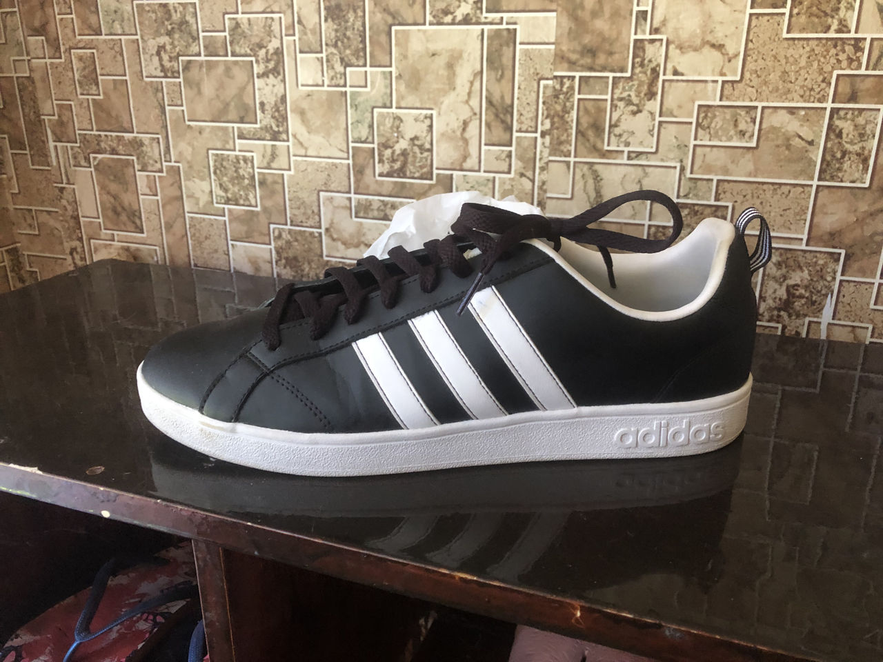 vind o pereche de adidasi noi nouți