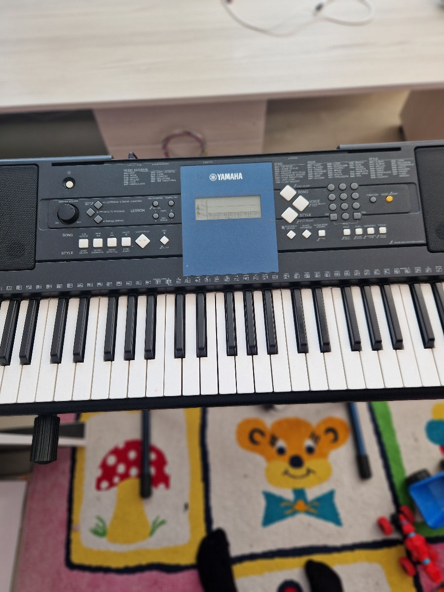 Продам синтезатор Yamaha.