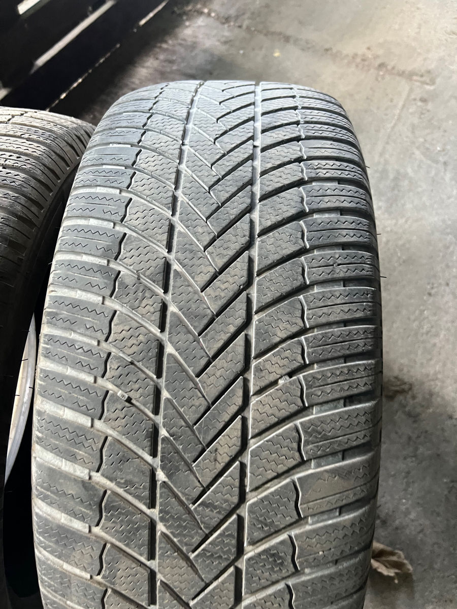 Продам 2 б.у шины 265/55 R19 Bridgestone Blizzak lm005