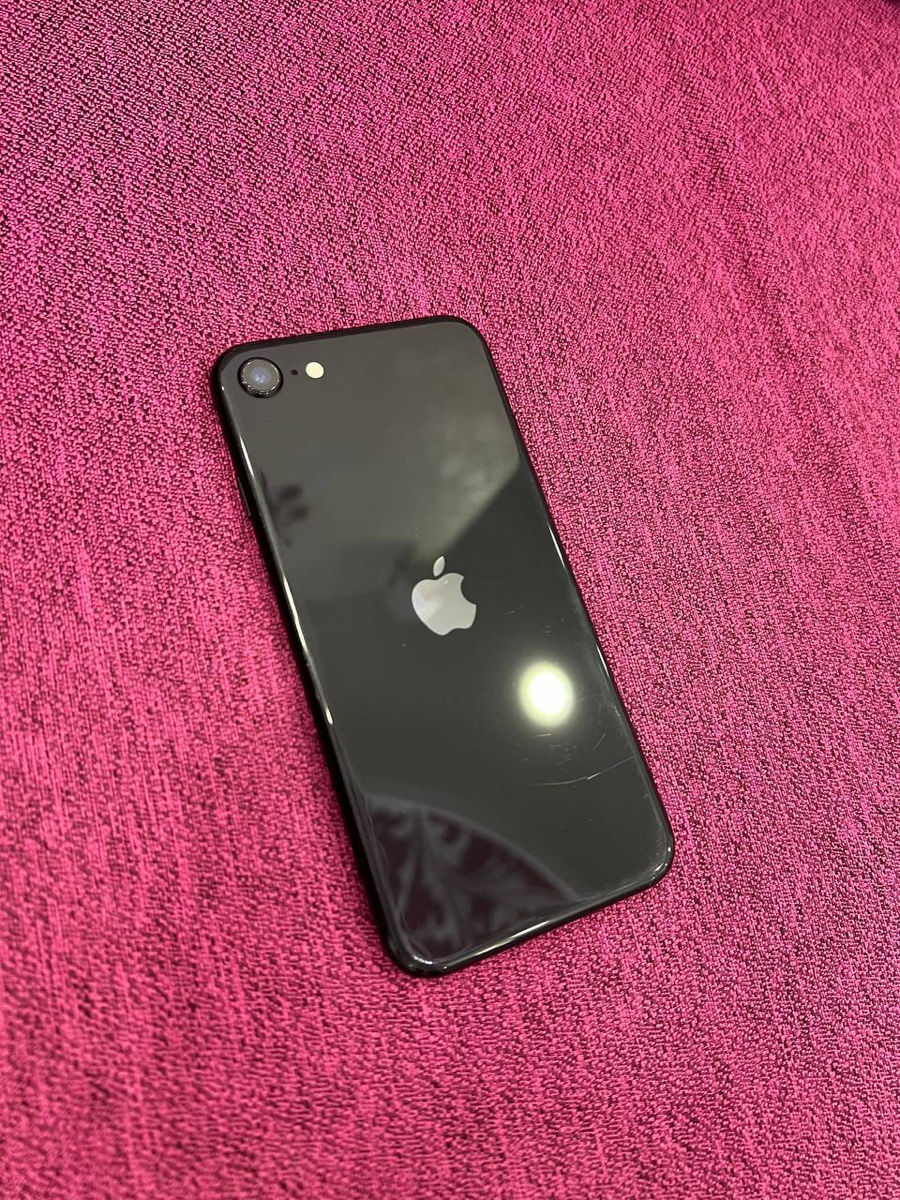 Продам iPhone SE (2020) 64 GB