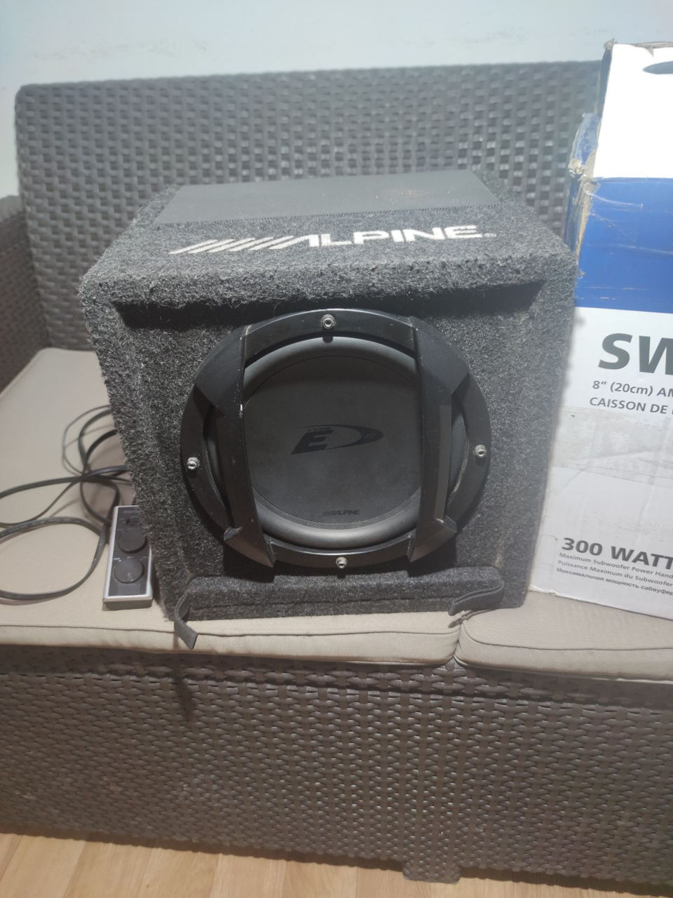 Alpine swe-815 300w. Pret 2000 lei.